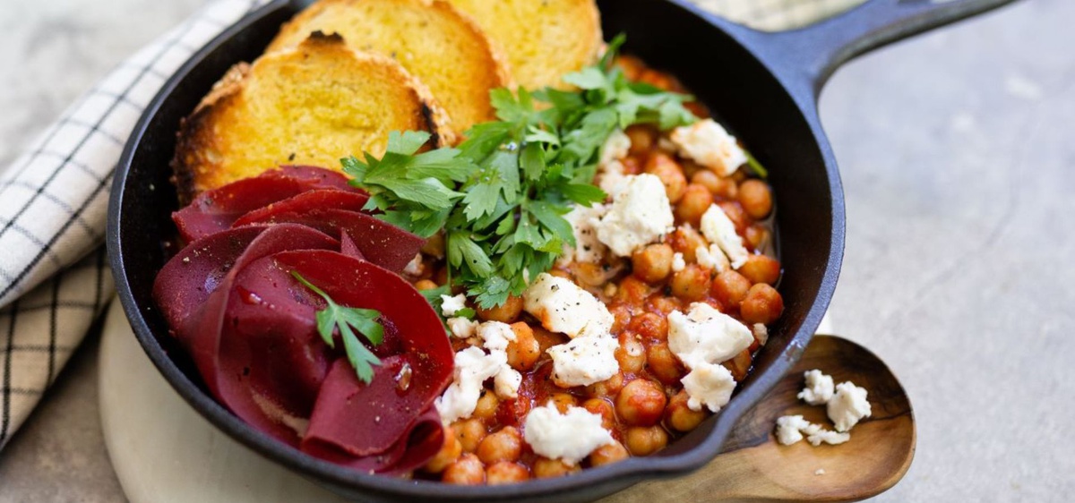 Ceci in tegamino con affettato vegetale Good&Green e simil feta Bedda ...