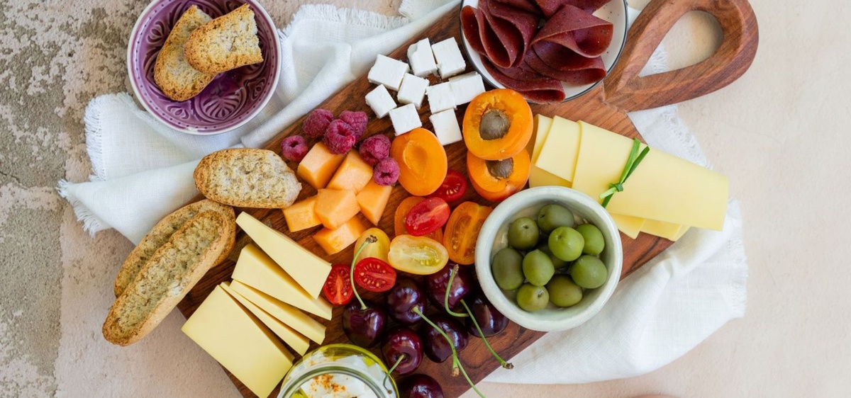 Tagliere colorato con affettati veg e formaggi | FelsineoVeg Shop
